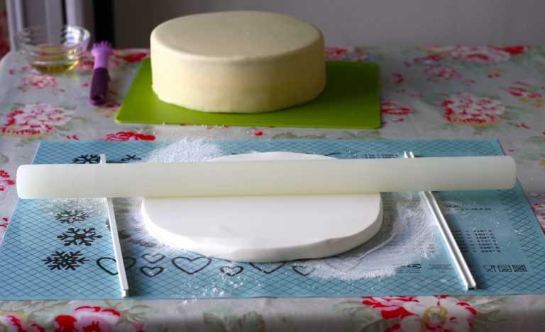 How to cover a cake in sugarpaste, and make it really smooth! - Cakes ...