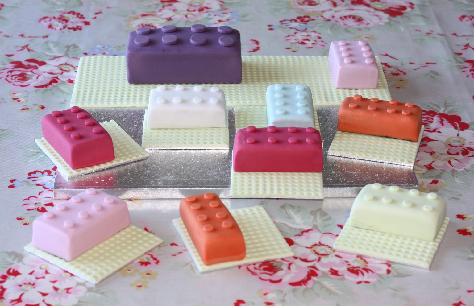 How to make a Lego Birthday cake - Cakes Bakes And Cookies