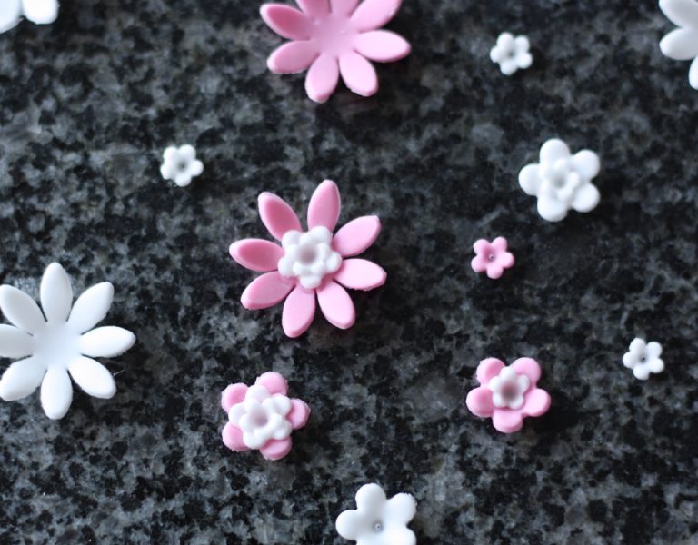 How to make simple sugarpaste flowers - Cakes Bakes And Cookies