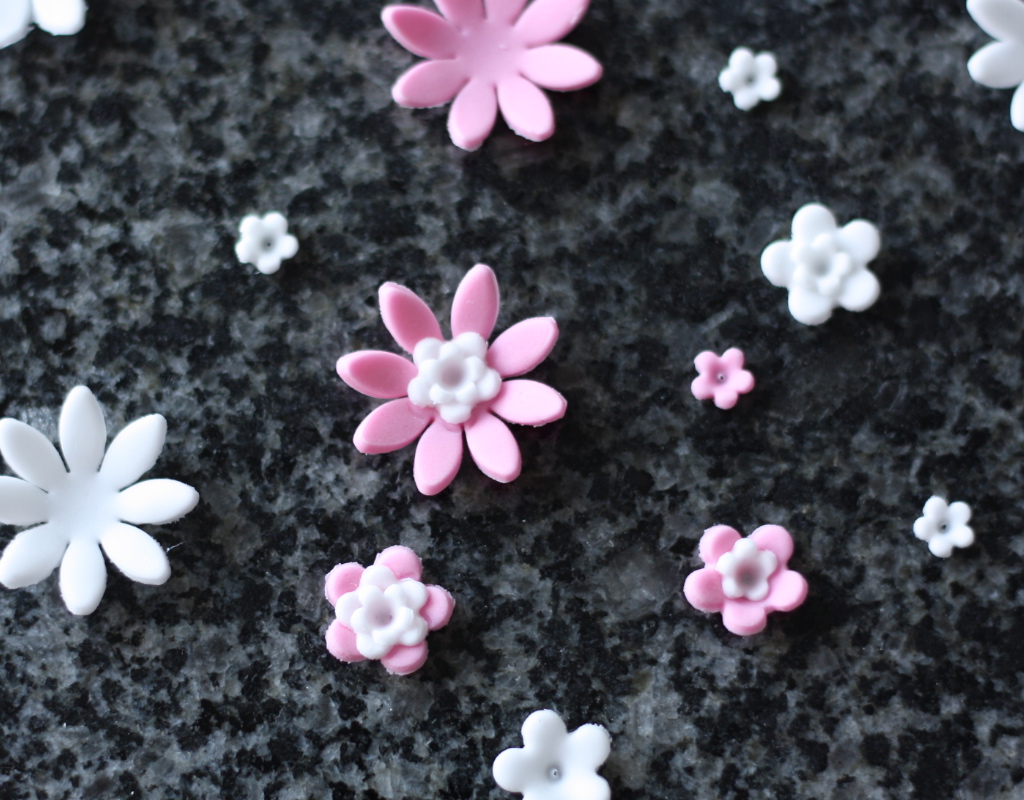 How to make simple sugarpaste flowers - Cakes Bakes And Cookies