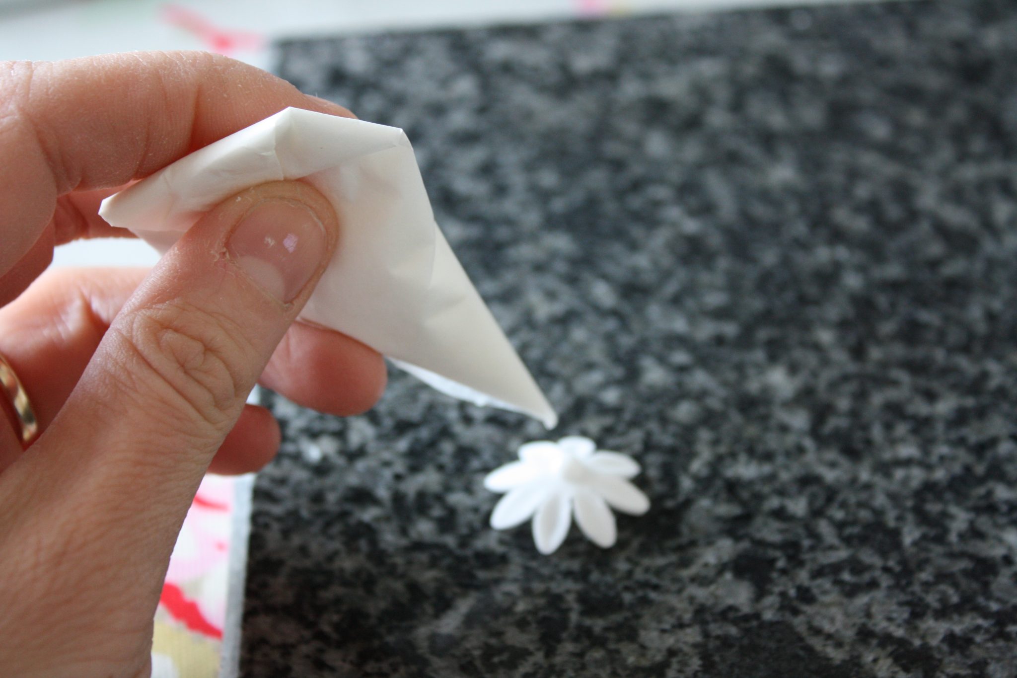 How to make simple sugarpaste flowers - Cakes Bakes And Cookies